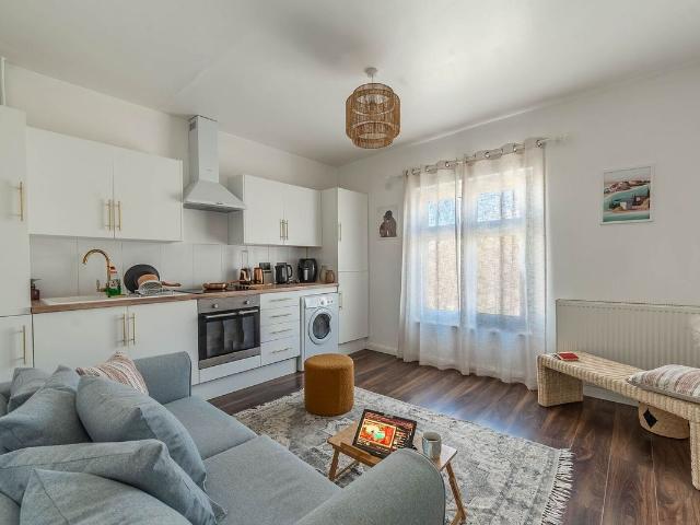Chalk Hill WD19, Bushey, Watford, 2 bed flat to rent, £1,550 pcm | PrimeLocation