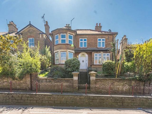Chalk Hill, WD19, Bushey, Watford, WD19 2 bed flat to rent £1,550 pcm £358 pw