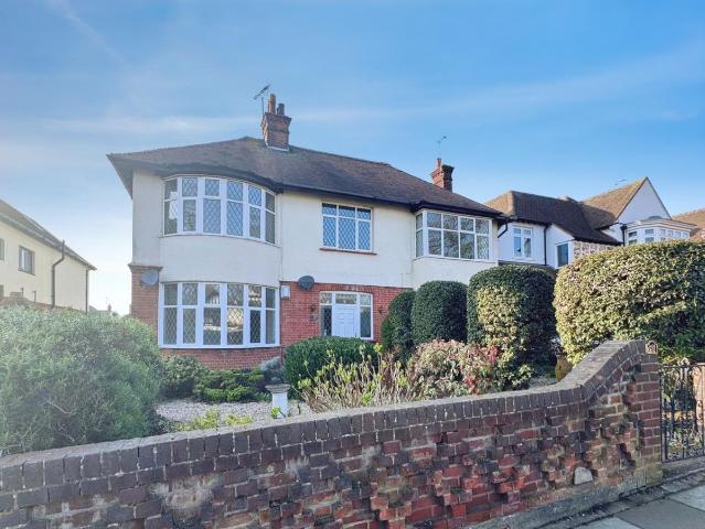 Chalkwell Avenue, Westcliff On Sea SS0, 2 bed flat to rent, £1,395 pcm | PrimeLocation