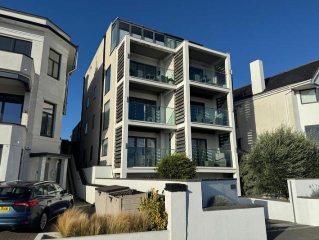 Chalkwell Esplanade, Chalkwell. 2 bed flat to rent £2,250 pcm £519 pw