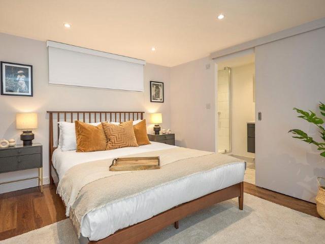 Chamber Street, London E1 Studio to rent £3,987 pcm £920 pw