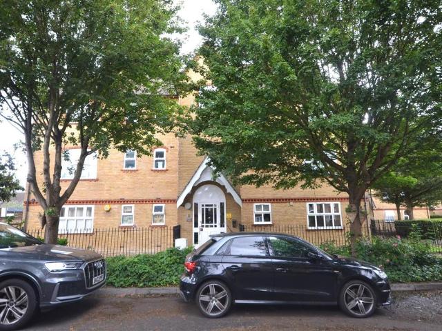 Chamberlayne Avenue, Wembley. 1 bed flat to rent £1,450 pcm £335 pw