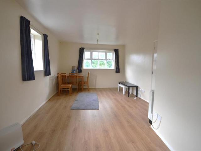 Chamberlayne Avenue, Wembley. 1 bed flat to rent £1,450 pcm £335 pw