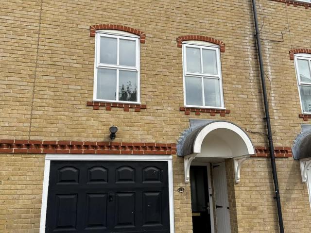 Chamberlayne Avenue, Wembley HA9 3 bed house to rent £2,800 pcm £646 pw
