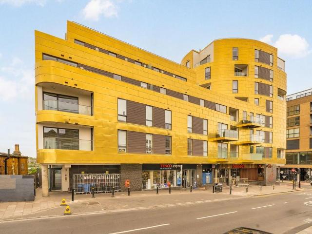 Chamberlayne Road, London NW10 3 bed flat to rent £3,400 pcm £785 pw