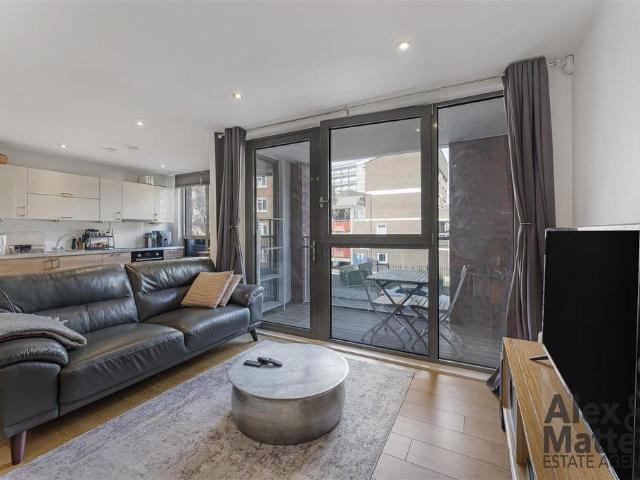 Chamberlain Court, Canada Water, SE16 1 bed flat to rent £1,950 pcm £450 pw