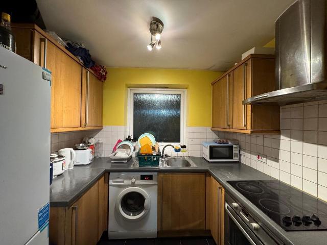Chamberlain Close, Ilford IG1, 3 bed shared accommodation to rent, £900 pcm | PrimeLocation