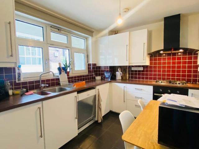Chamberlain House, Cable Street. 3 bed maisonette to rent £3,033 pcm £700 pw