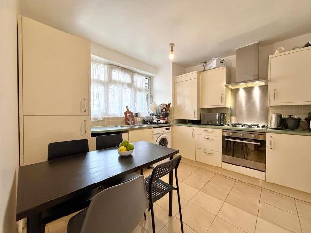 Chamberlain House, London E1 3 bed flat to rent £3,200 pcm £738 pw
