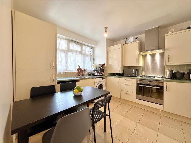 Chamberlain House, Shadwell, London E1, 3 bed flat to rent, £3,200 pcm | PrimeLocation