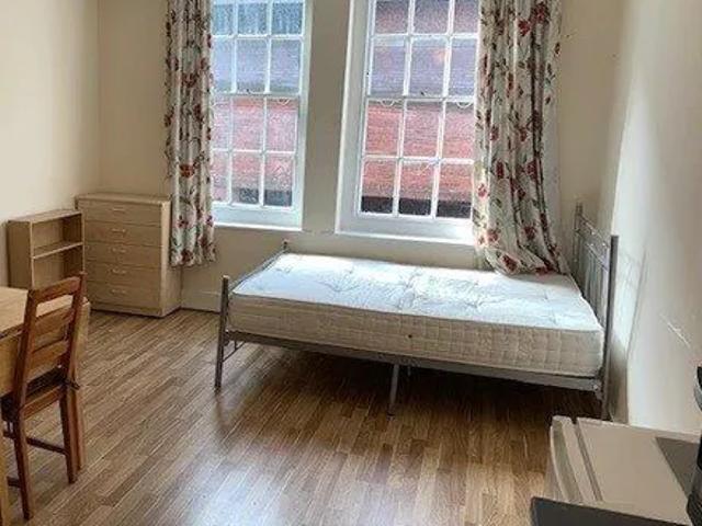 Champs Chicken & Pizza, Church Street, London, EN2 6BE, United Kingdom | Studio apartment for rent #137837152 | Rentberry
