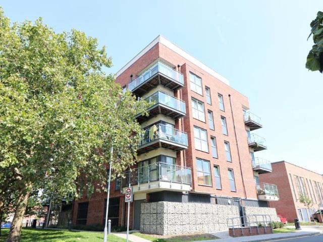 Chancellor Way, Essex RM8 2 bed apartment to rent £1,700 pcm £392 pw