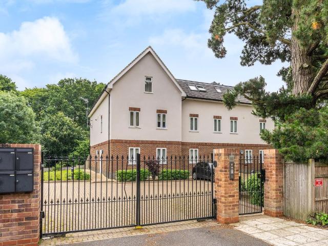 Chancellors Close, Beckenham BR3, 2 bed flat to rent, £2,000 pcm | PrimeLocation