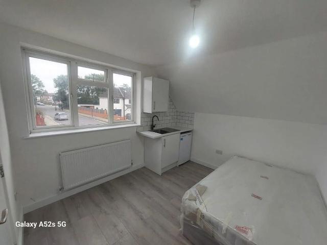 Chandos Crescent, Edgware HA8, Studio to rent, £1,150 pcm | PrimeLocation
