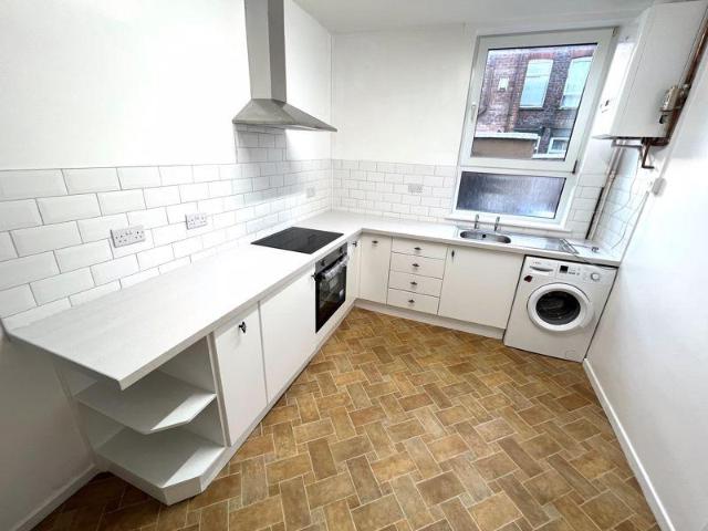 Chandos Grove, Salford 3 bed terraced house to rent £1,195 pcm £276 pw