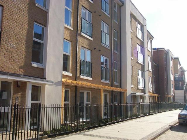 Chandler Way, Peckham, London, SE15 6GB 1 bed flat to rent £1,703 pcm £393 pw