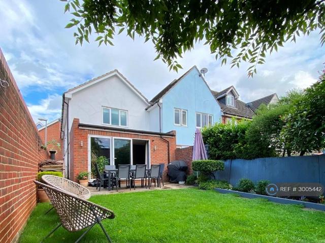 Chandlers Close, West Molesey, KT8 4 bed semi detached house to rent £3,300 pcm £762 pw