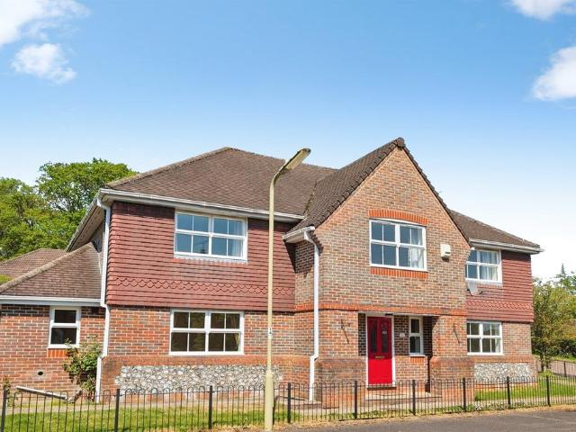 Chandler's Ford, Eastleigh SO53 5 bed detached house to rent £2,750 pcm £635 pw