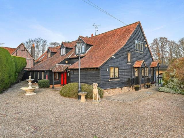 Chandlers Lane Rickmansworth WD3 5 bed barn to rent £9,000 pcm £2,077 pw