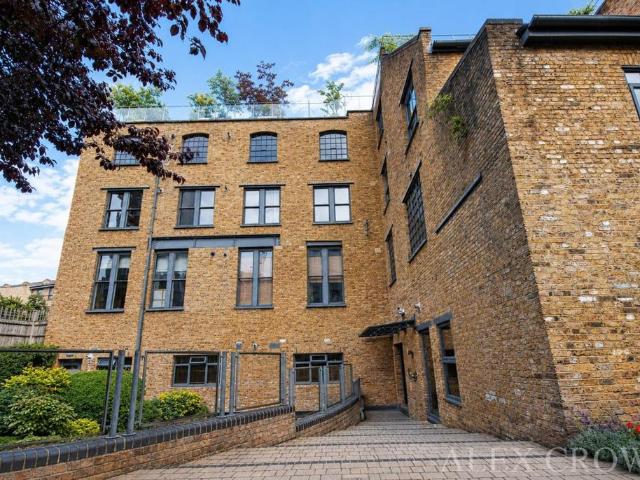 Chandlery House, 40 Gowers Walk. 2 bed apartment £2,800 pcm £646 pw