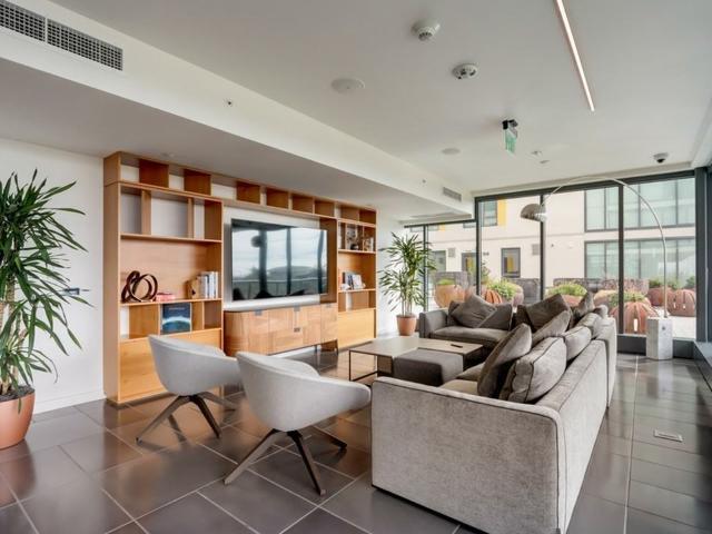 Channel House 2 Bedroom Apartment for Rent at 40 Harrison St, Oakland, CA 94607 Produce and Waterfront