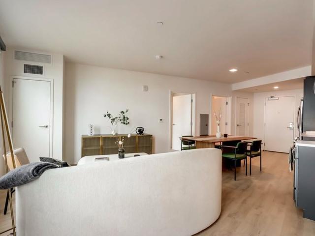 Channel House 3 Bedroom Apartment for Rent at 40 Harrison St, Oakland, CA 94607 Produce and Waterfront