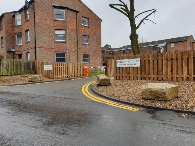 Chantry Court, Woods Avenue, Hatfield. 2 bed apartment to rent £1,450 pcm £335 pw