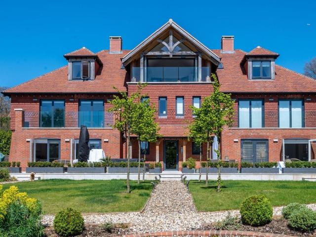 Chantry Point, Guildford GU1, 2 bed flat to rent, £3,600 pcm | PrimeLocation