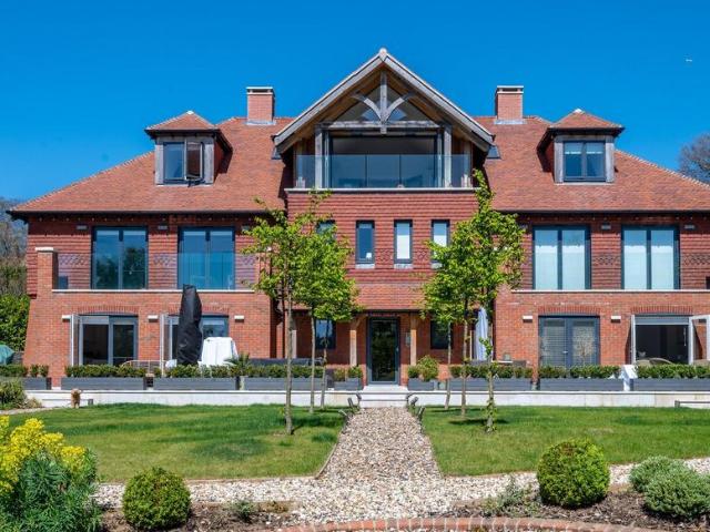 Chantry Point, Guildford, GU1 2 bed penthouse to rent £3,600 pcm £831 pw