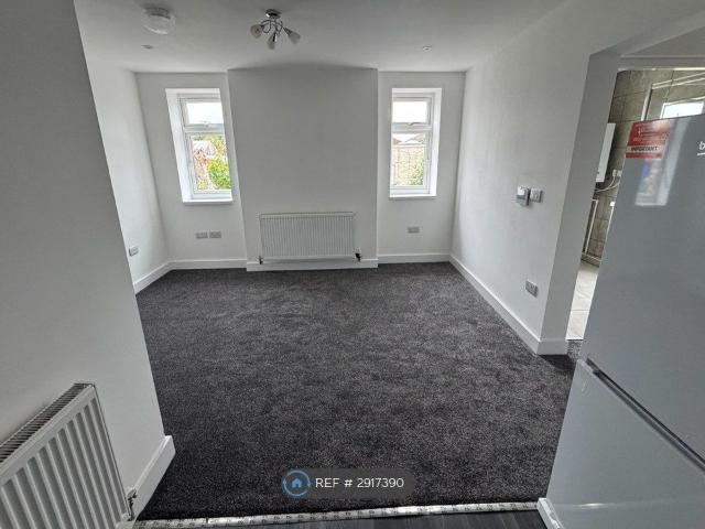 Chapeltown, Pudsey LS28, 2 bed flat to rent, £900 pcm | PrimeLocation