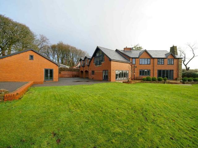 Chapeltown Road, Turton, Bolton. 6 bed detached house to rent £5,000 pcm £1,154 pw