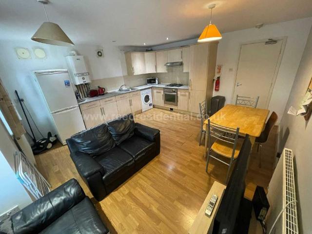 Chapel Court, Lenton NG7 4 bed flat to rent £1,651 pcm £381 pw