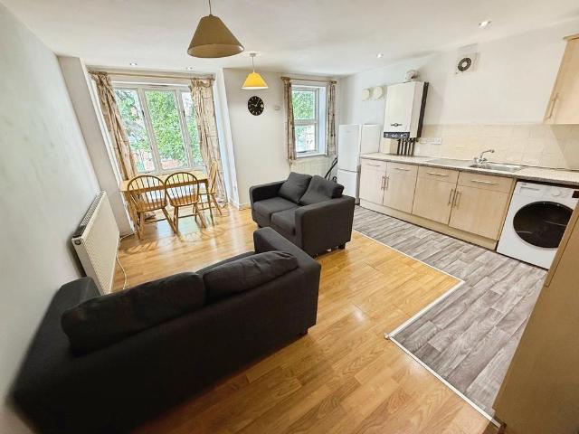 Chapel Court, Lenton NG7 4 bed flat to rent £1,651 pcm £381 pw