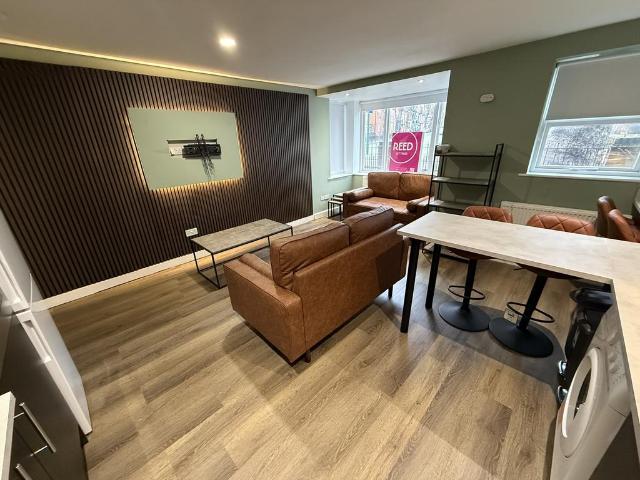 Chapel Court, Lenton NG7 4 bed flat to rent £2,294 pcm £529 pw