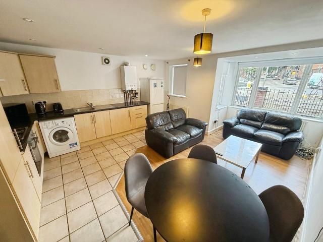Chapel Court, Lenton NG7 4 bed house to rent £1,564 pcm £361 pw