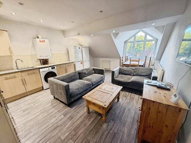 Chapel Court, Lenton NG7 5 bed flat to rent £2,064 pcm £476 pw
