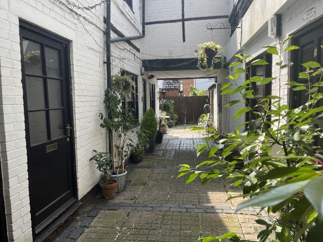 Chapel Court, Tewkesbury GL20, 1 bed flat to rent, £710 pcm | PrimeLocation
