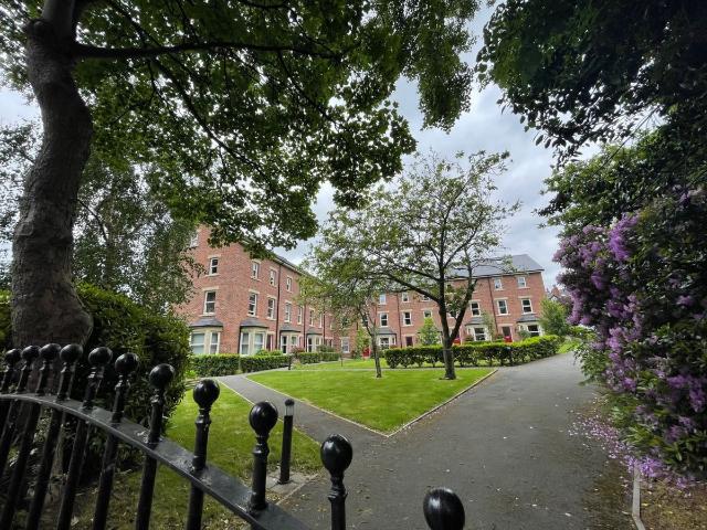 Chapel Lane, Headingley, Leeds LS6, 3 bed flat to rent, £1,600 pcm | PrimeLocation
