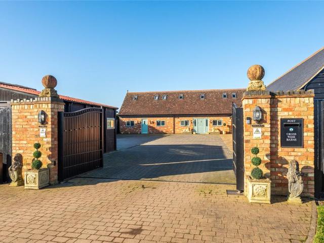 Chapel Lane, Souldrop, Bedford. 4 bed barn conversion to rent £3,250 pcm £750 pw