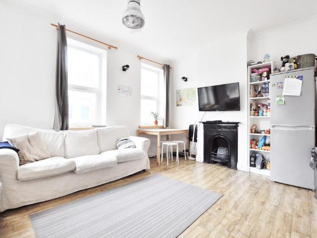 Chapel Market, London N1 4 bed flat to rent £5,450 pcm £1,258 pw