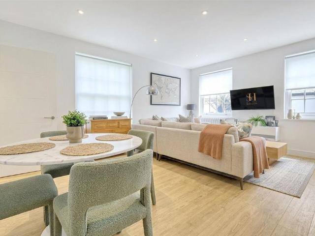 Chapel Street, Billericay, CM12 2 bed flat to rent £1,650 pcm £381 pw