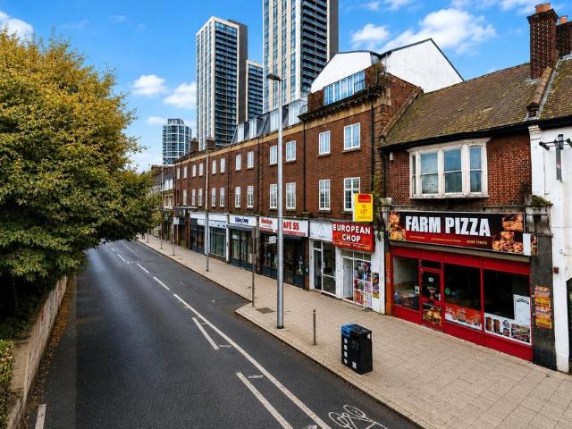 Chapel Street, Woking, Surrey, GU21 2 bed apartment to rent £1,450 pcm £335 pw