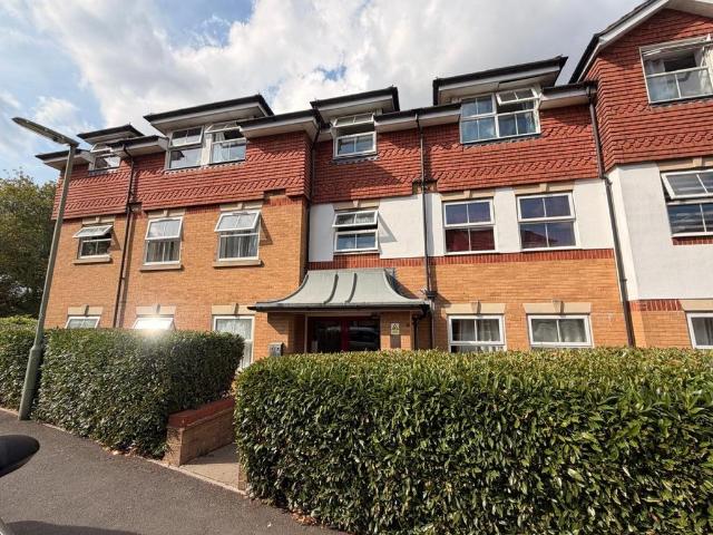 Chapel Road, Redhill 2 bed flat to rent £1,600 pcm £369 pw