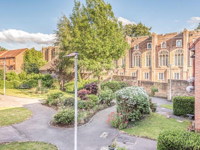 Chapelmount Road, Woodford Green IG8, 2 bed maisonette to rent, £1,700 pcm | PrimeLocation