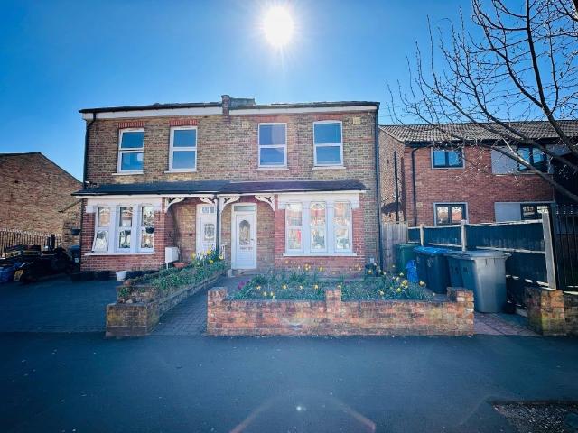 Chaplin Road, Wembley HA0, Room to rent, £900 pcm | PrimeLocation