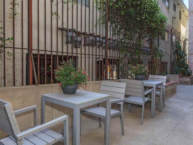 Chapman Apartments Studio Apartment for Rent at 435 South Alexandria Avenue, Los Angeles, CA 90020 Wilshire Center Koreatown