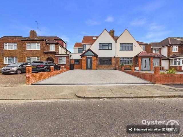 Chapman Crescent, Harrow, HA3 5 bed terraced house to rent £4,000 pcm £923 pw