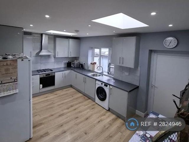 Chapman Crescent, Harrow, HA3 6 bed semi detached house to rent £4,100 pcm £946 pw