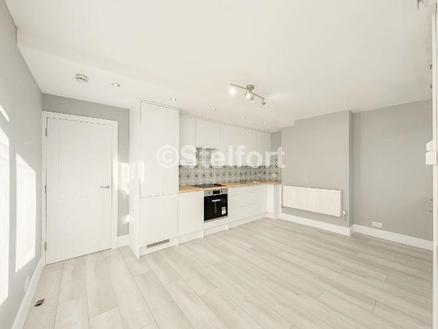 Chapman Street, London E1, 4 bed maisonette to rent, £3,600 pcm | PrimeLocation