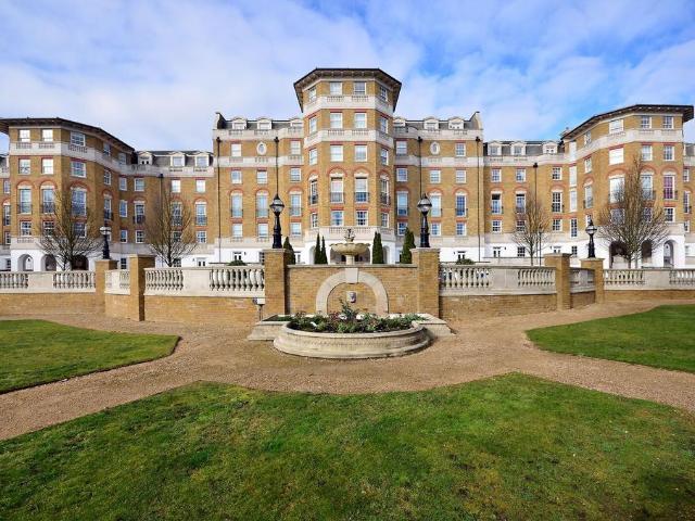 Chapman Square, Wimbledon Common. 2 bed flat to rent £3,650 pcm £842 pw